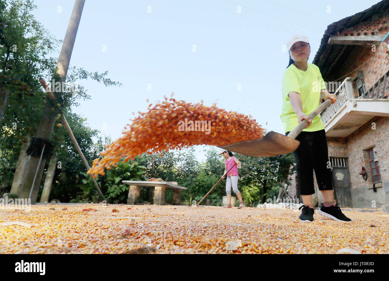 Loudi, China's Hunan Province. 7th Aug, 2017. Tourists learn to air the ...