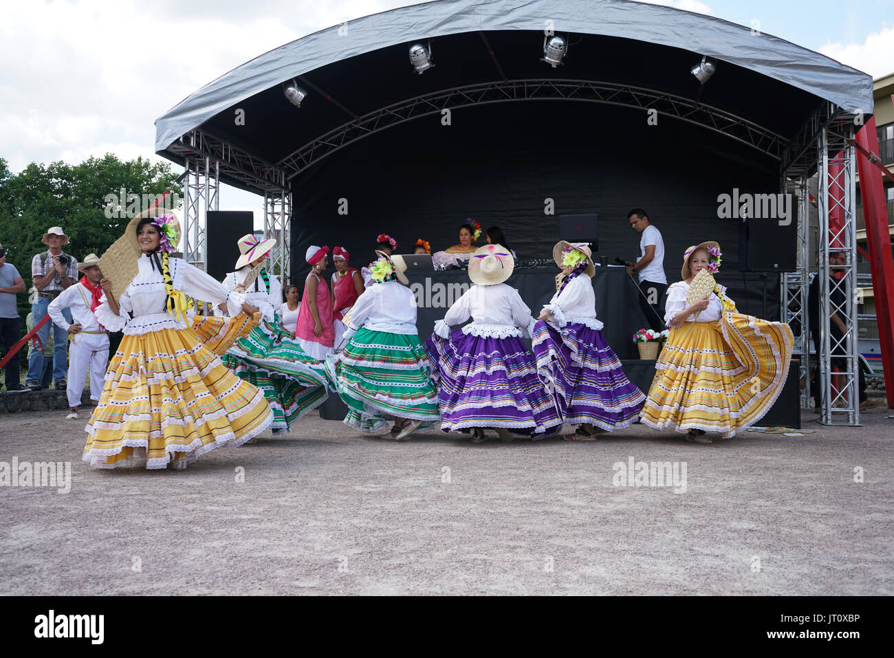 London, UK. 6th Aug, 2017. Thousands attend Plaza Latina Festival. A ...