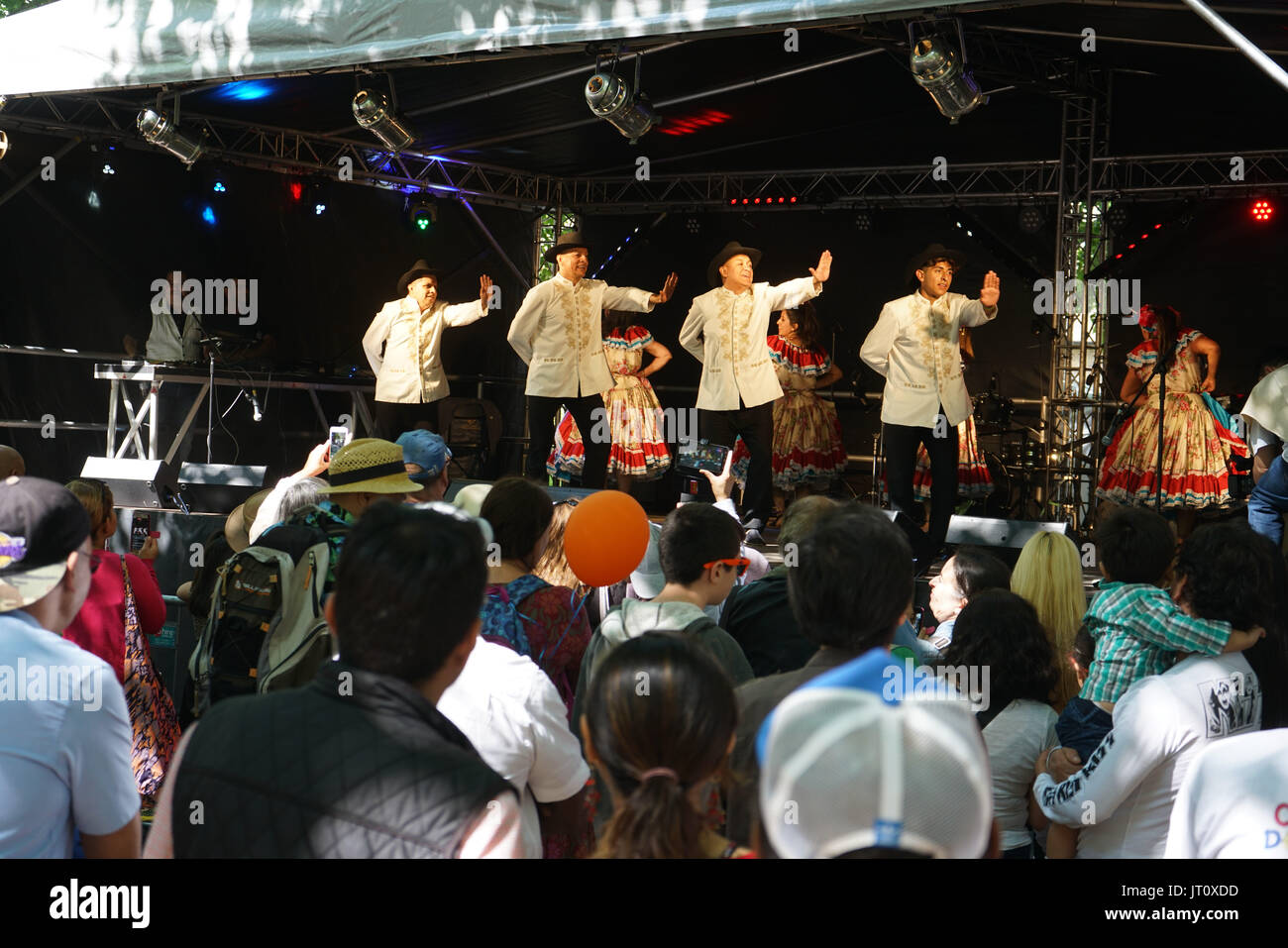 London, UK. 6th Aug, 2017. Thousands attend Plaza Latina Festival. A ...