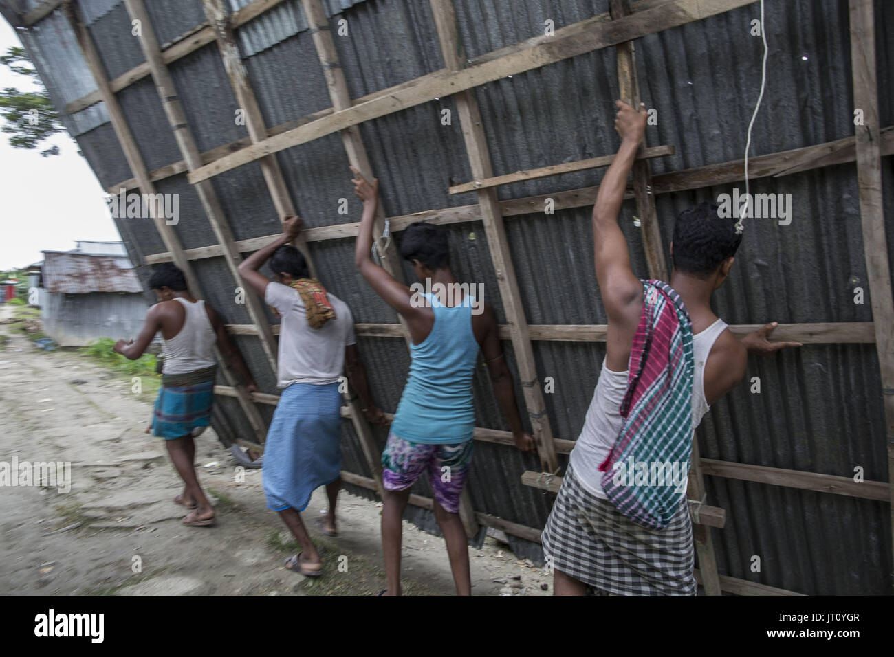 Bhola, Barisal, Bangladesh. 1st Aug, 2017. A villager moves his home ...