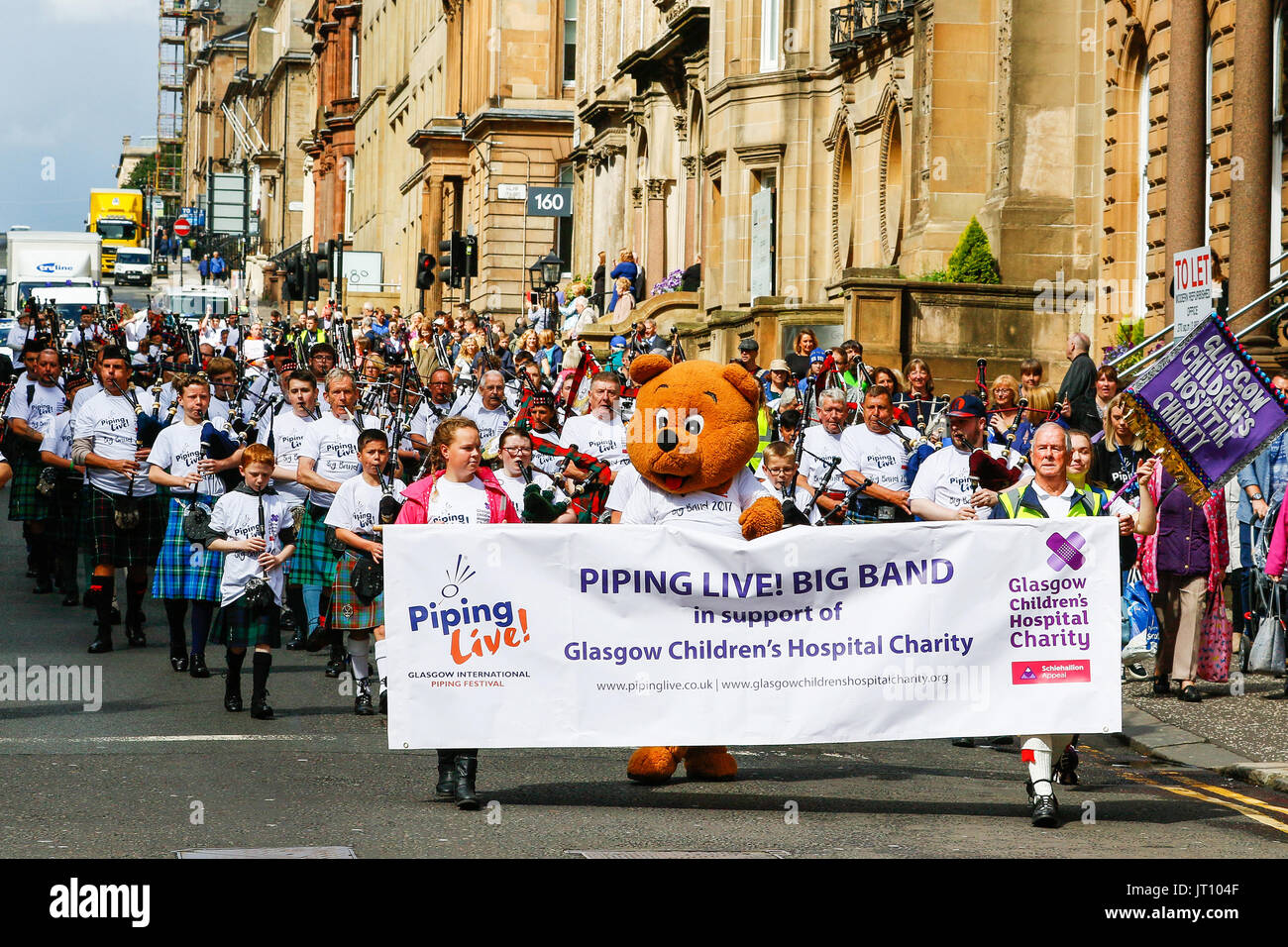 Spectators watch marching band hi-res stock photography and images - Alamy