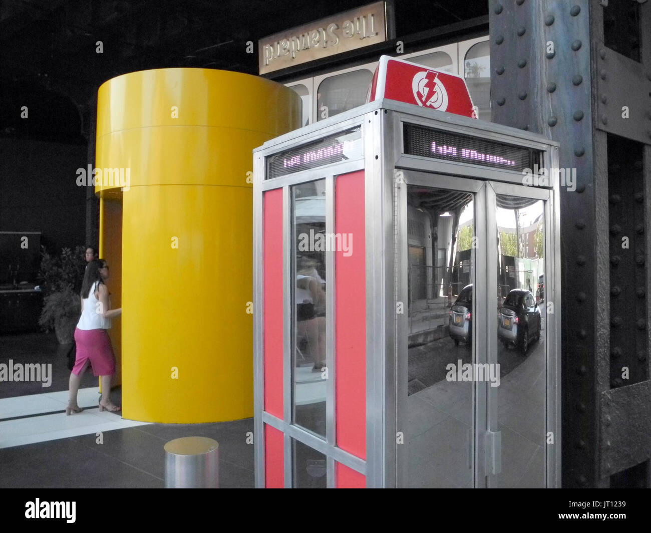 New York, USA. 04th Aug, 2017. A glance onto the telephone box "Ring ...
