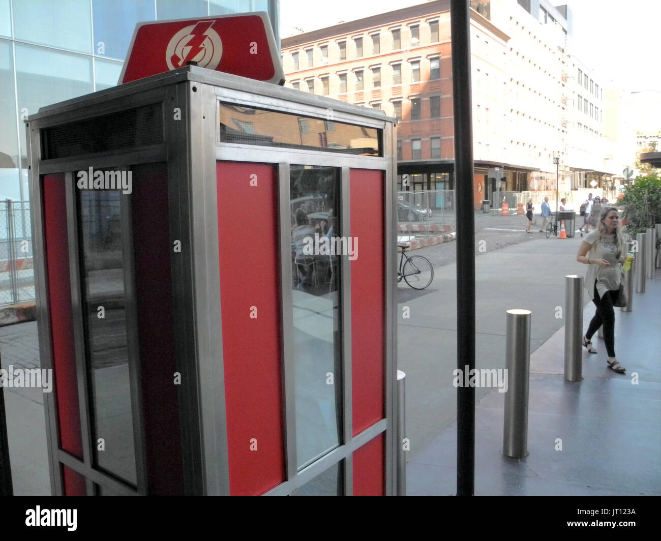 New York, USA. 04th Aug, 2017. A glance onto the telephone box "Ring ...