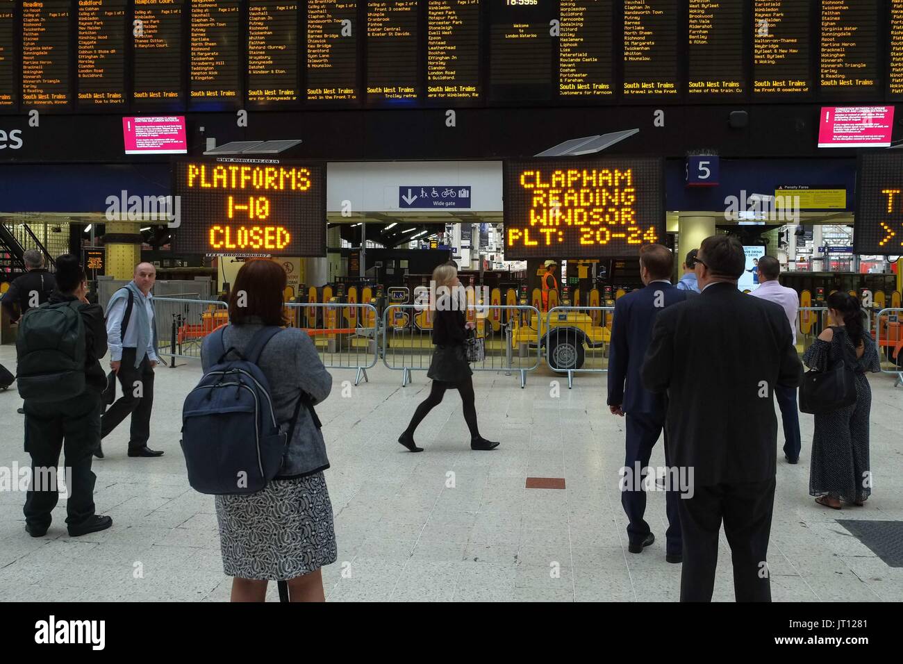 London, UK 7th August 2017. Commuters at Waterloo Station at evening ...