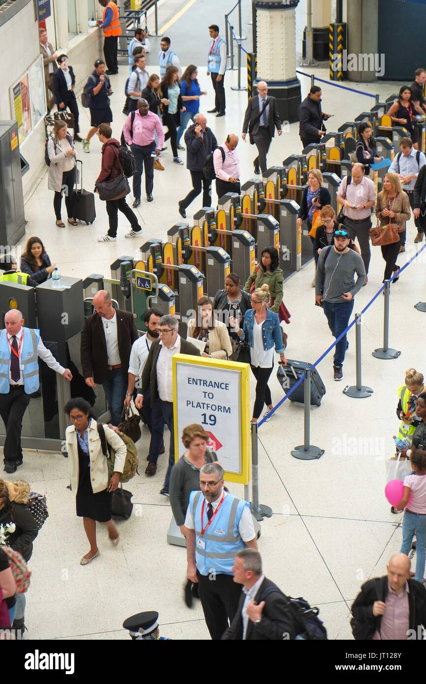 Old eurostar platform waterloo station hi-res stock photography and ...