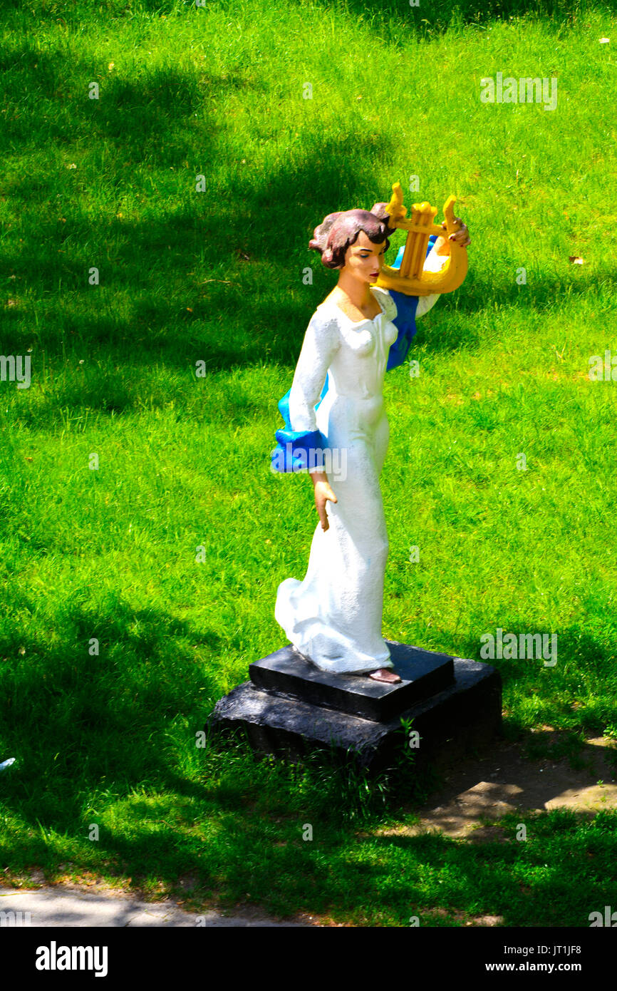 White statue standing in the city park. May 28, 2017 Stock Photo - Alamy