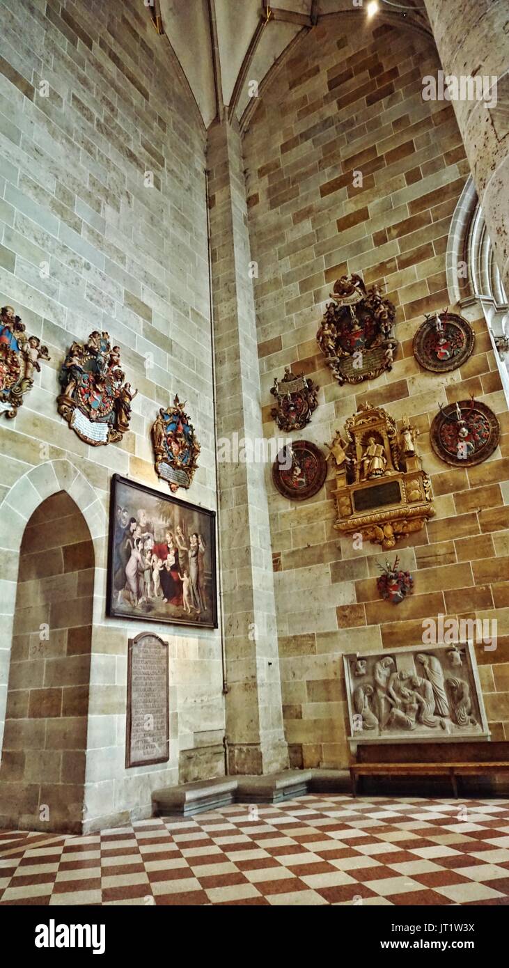 Elegant gold heraldry frame hi-res stock photography and images - Alamy