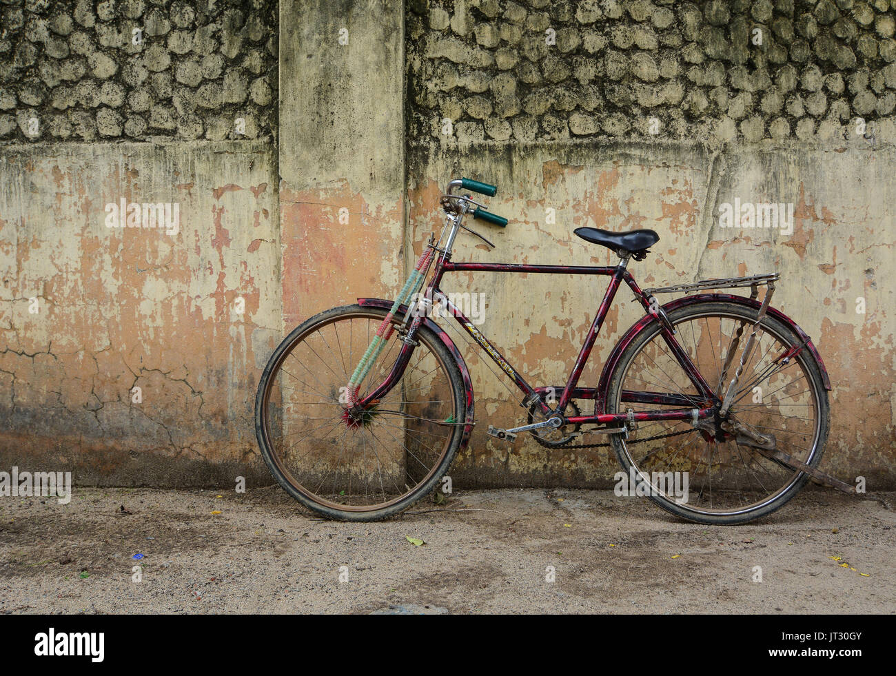 Old rusty vintage bicycle near the concrete wall in Bodhgaya, India ...