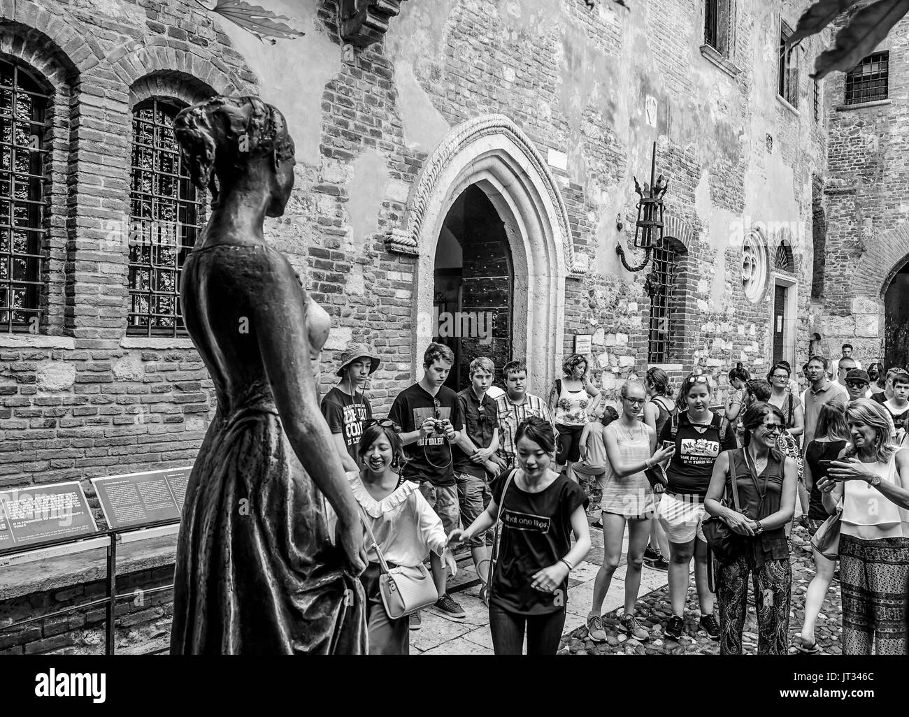 Statue of Juliet in Verona - Casa di Giulietta - VERONA, ITALY - JUNE ...