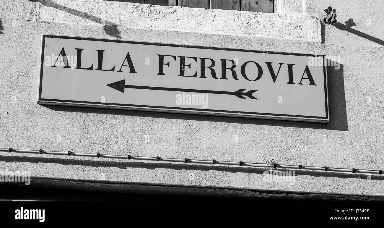Street sign to the railway station in Venice - Ferrovia - VENICE, ITALY ...