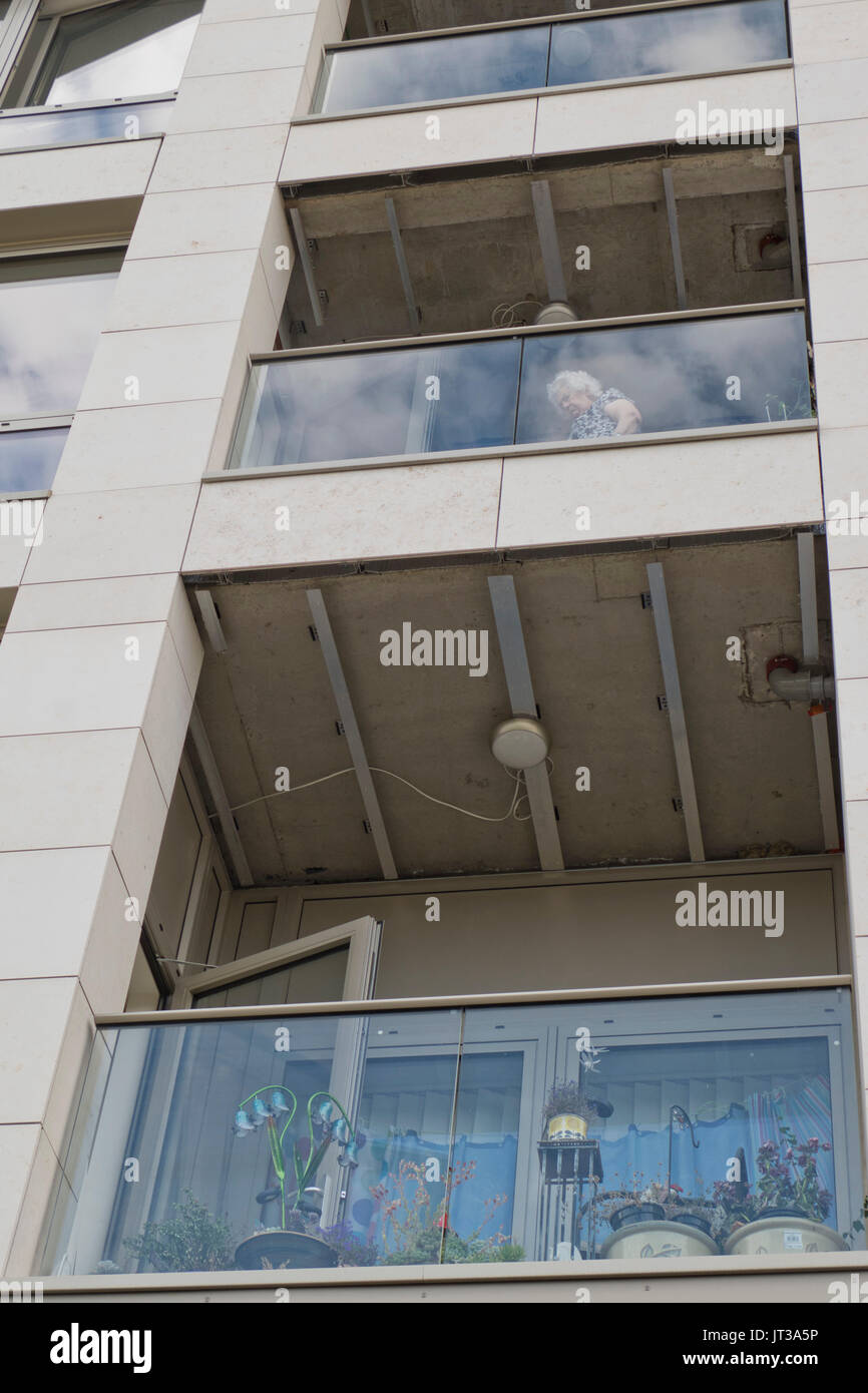 Grenfell Tower type cladding removed from Bluebell Apartments in the ...