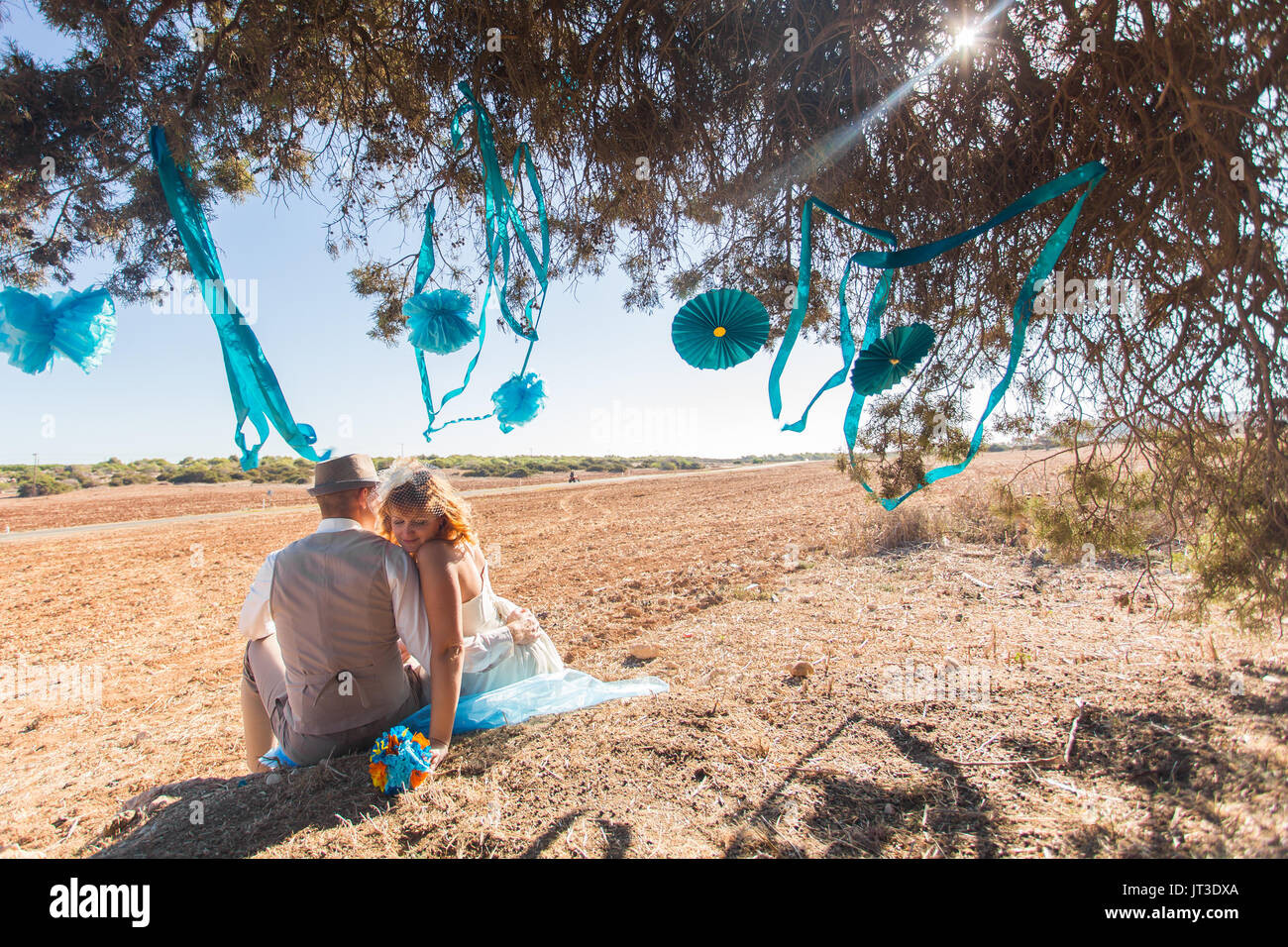 Couple sitting under shade tree hi-res stock photography and images - Alamy