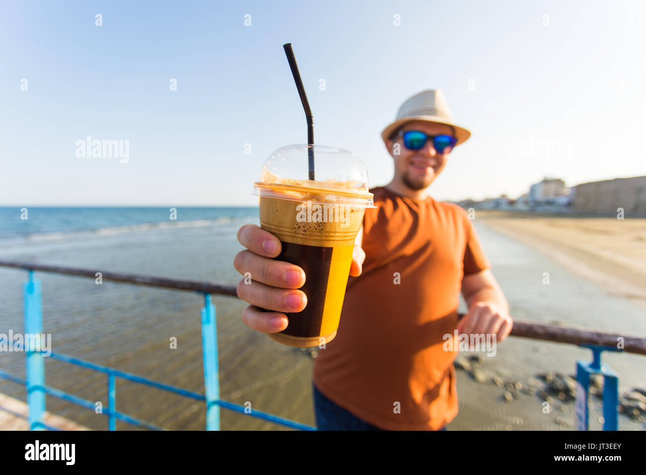 Carrying take out coffee hi-res stock photography and images - Alamy