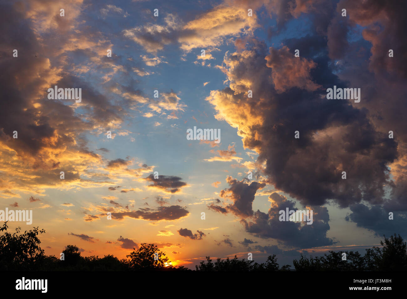 Dramatic gold background hi-res stock photography and images - Alamy