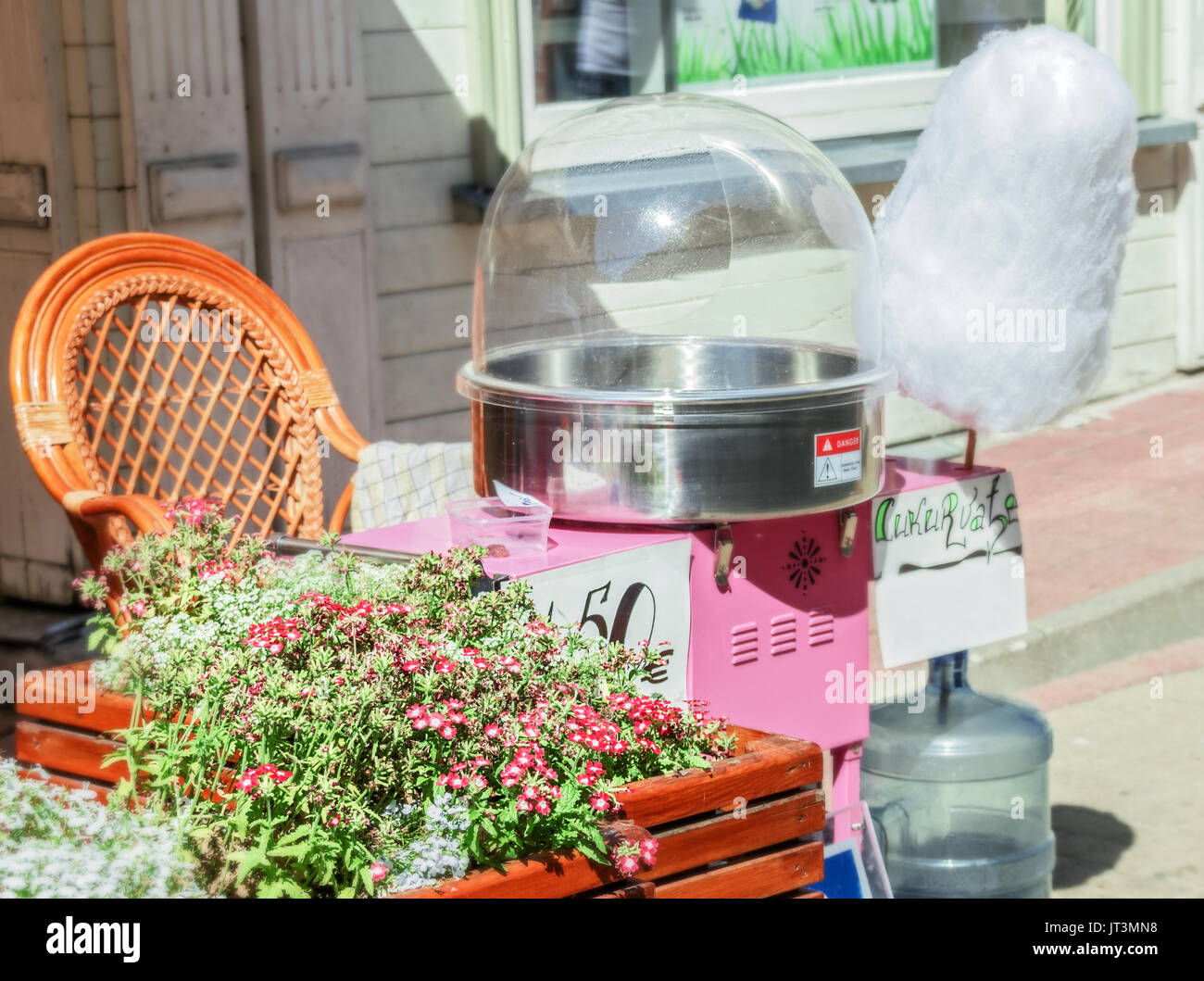 Cotton candy machine hi-res stock photography and images - Alamy