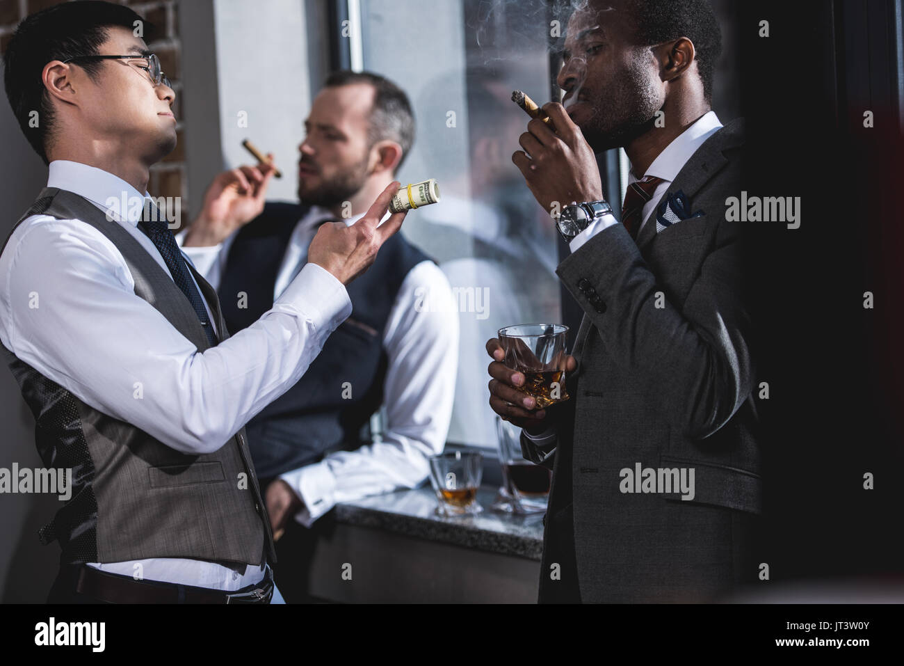 Business men money cigars hi-res stock photography and images - Alamy
