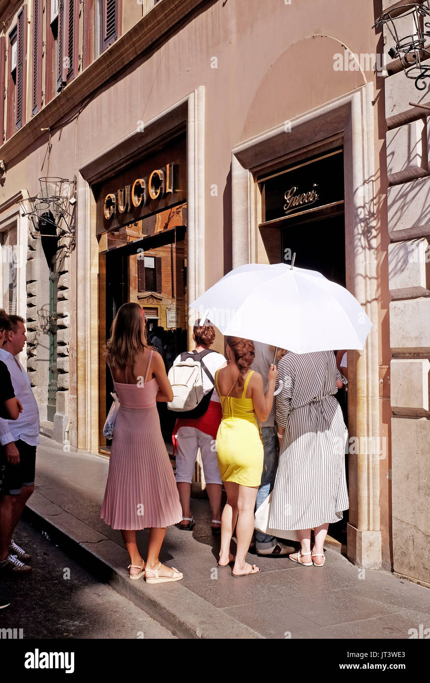 Queue gucci hi-res stock photography and images - Alamy