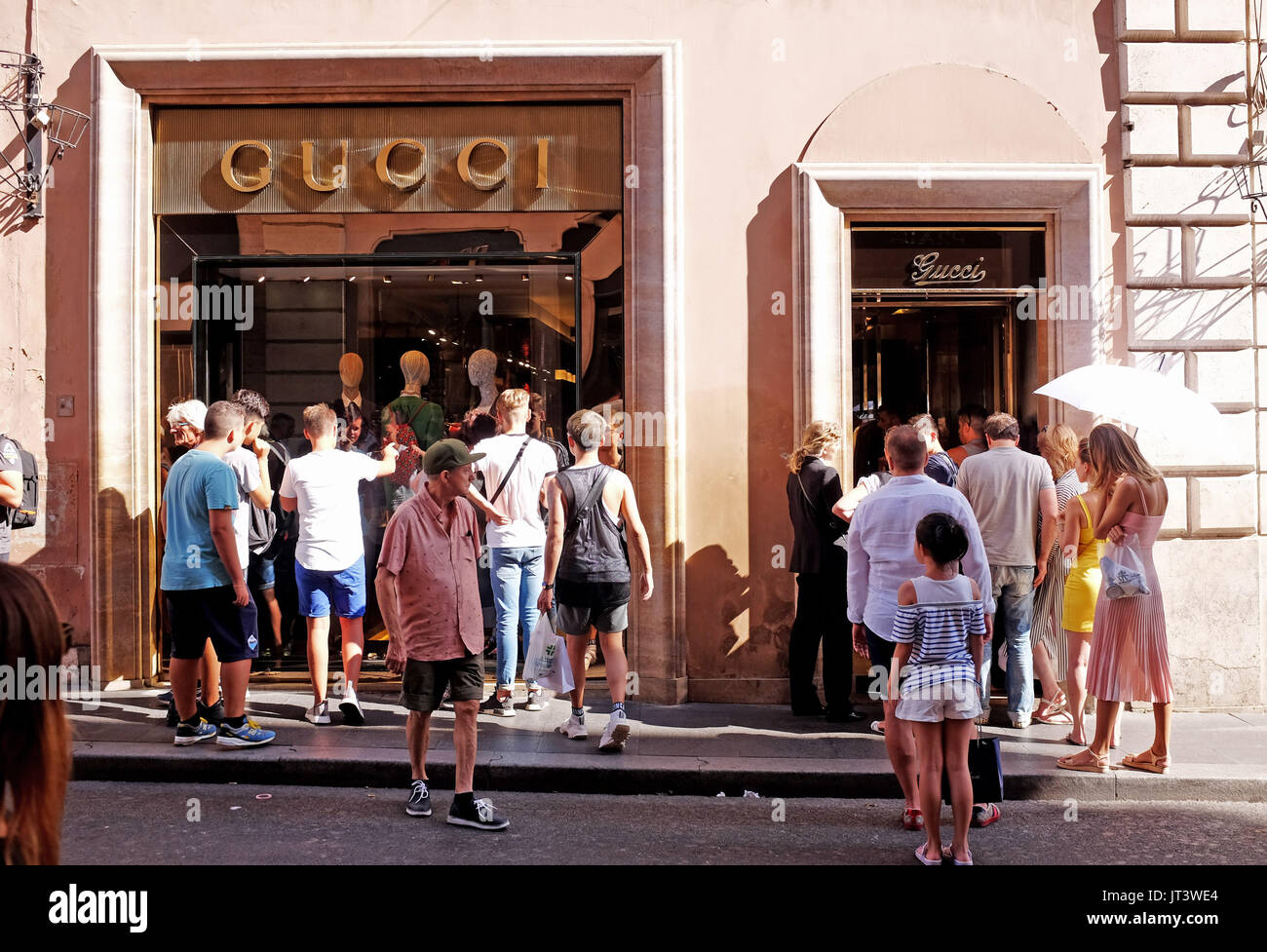 Rome italy queue hi-res stock photography and images - Alamy