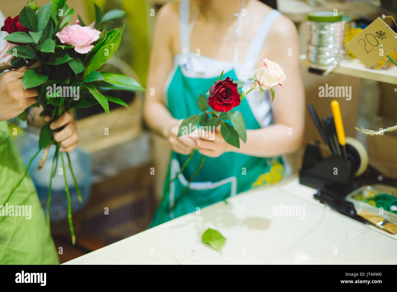 Female florist making bouquet hi-res stock photography and images - Alamy
