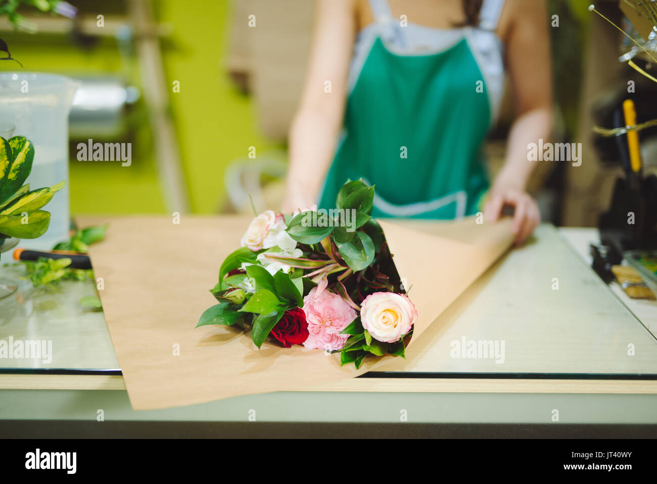 Female florist making bouquet hi-res stock photography and images - Alamy