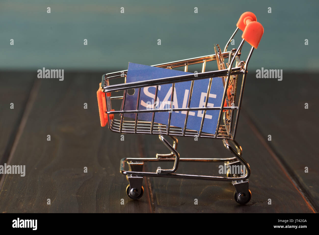 Shopping trolley with sale sign hi-res stock photography and images - Alamy
