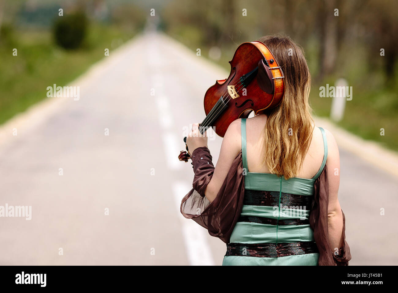 Female violist hi-res stock photography and images - Alamy