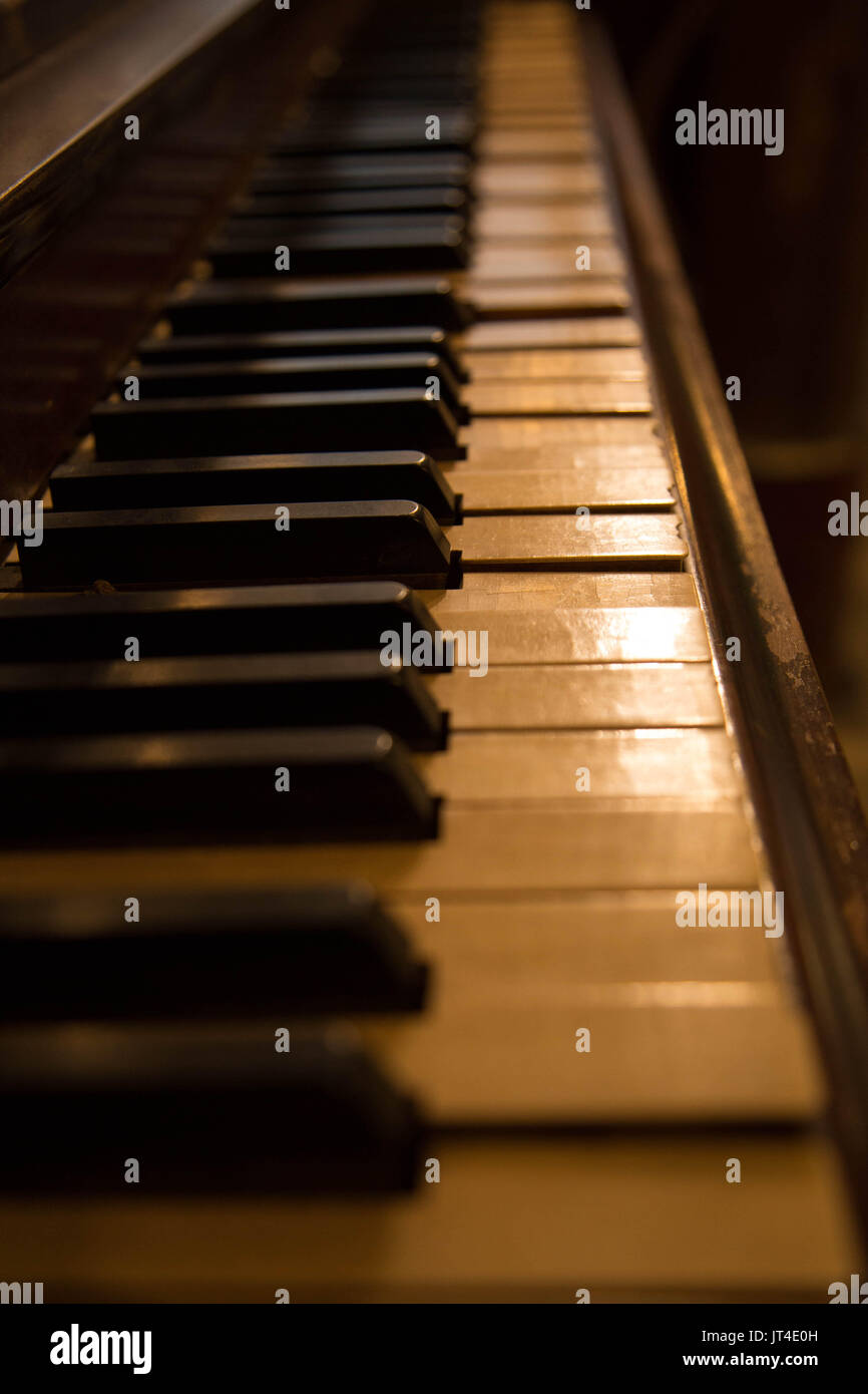 Antique pianos hi-res stock photography and images - Alamy