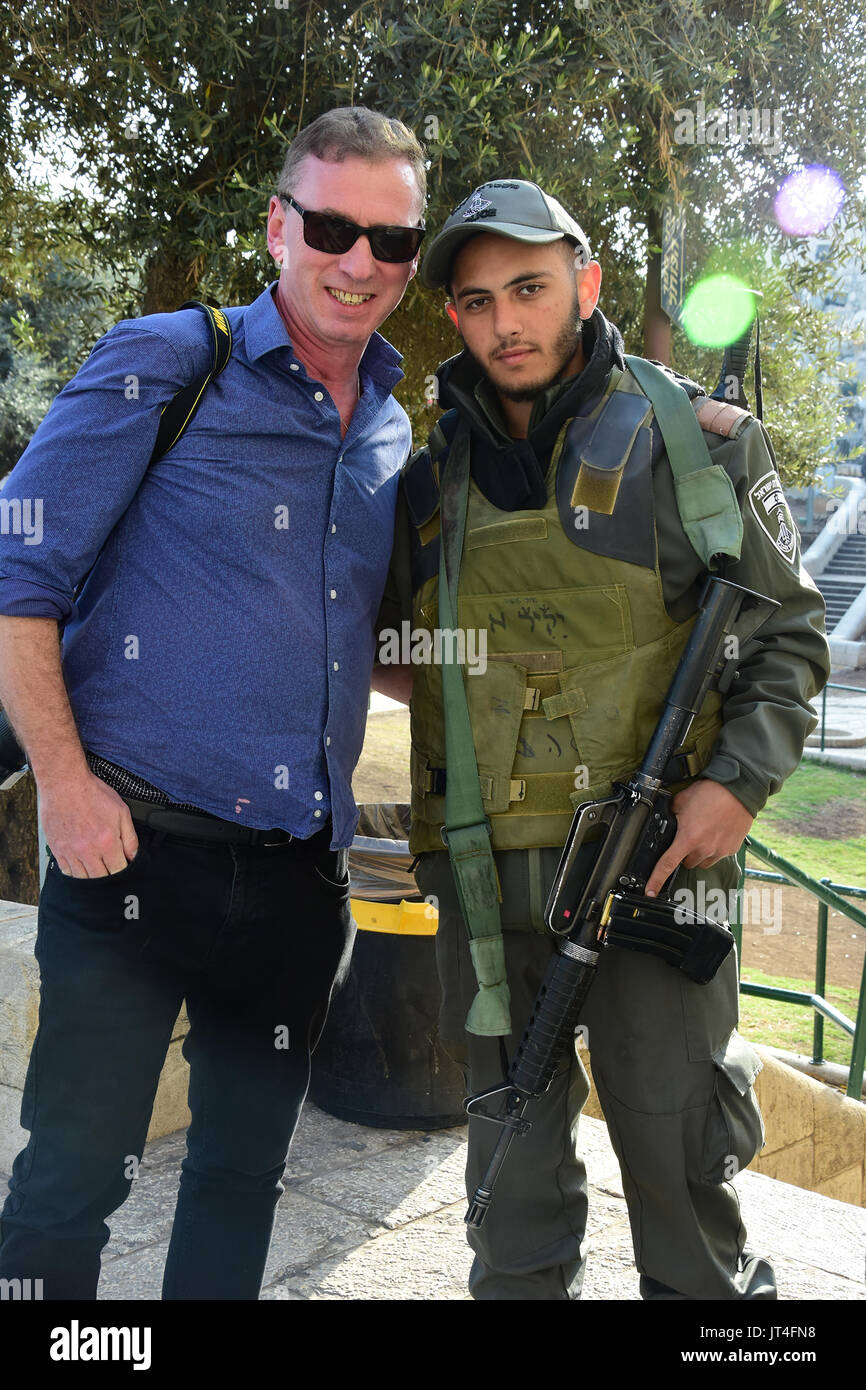 Israel soldier standing hi-res stock photography and images - Alamy