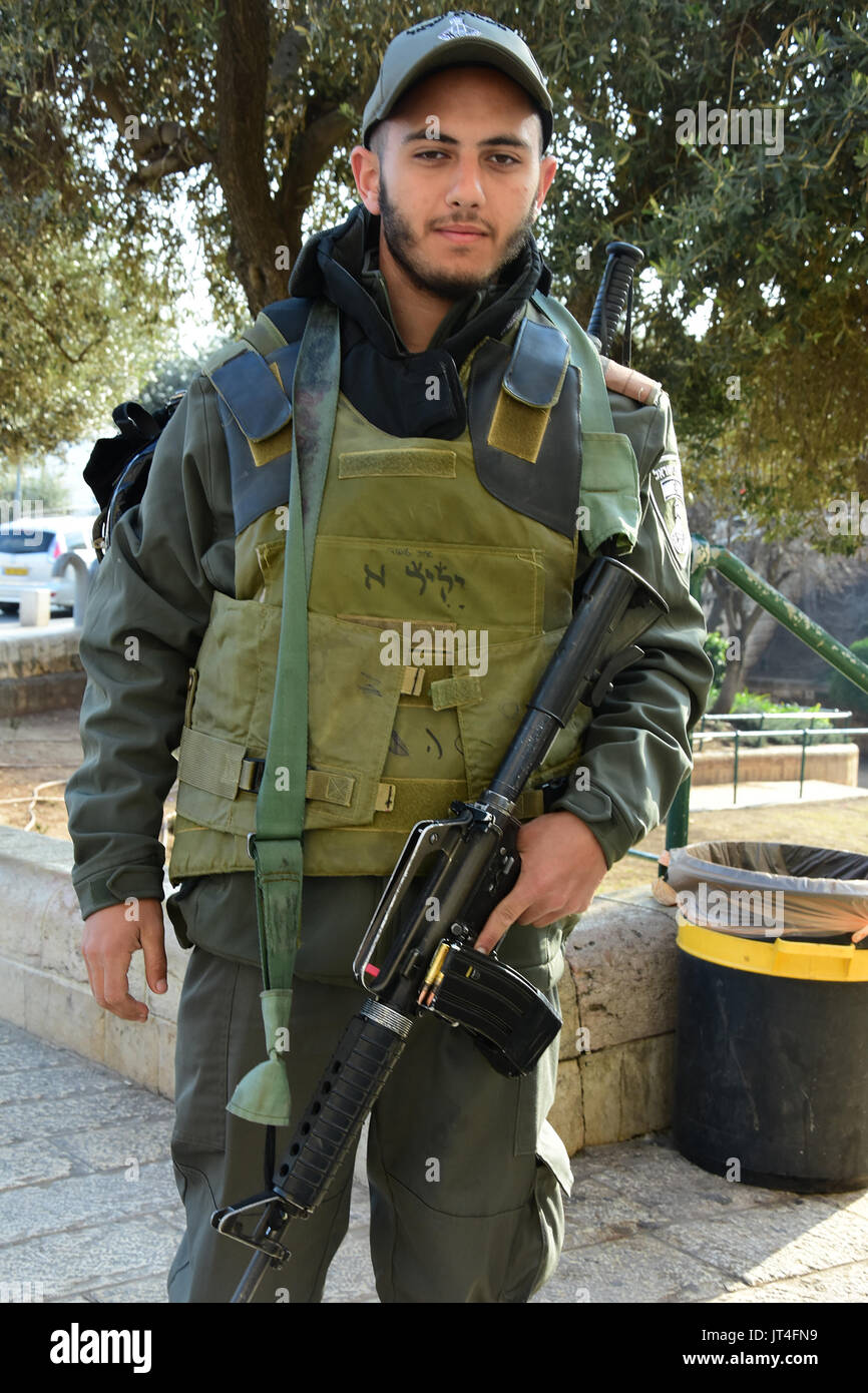 Israel soldier standing hi-res stock photography and images - Alamy
