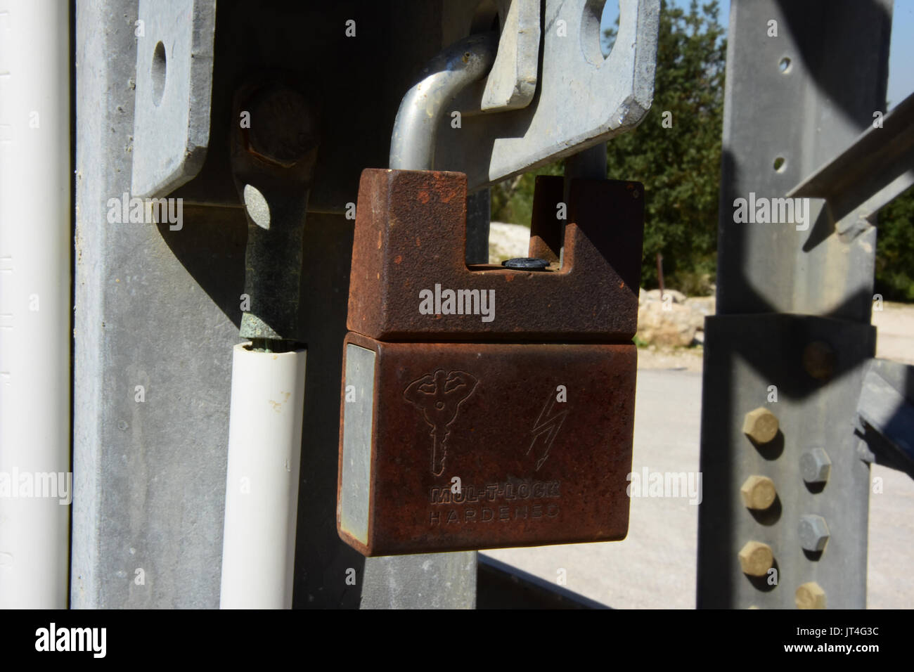 Rust padlock hi-res stock photography and images - Alamy