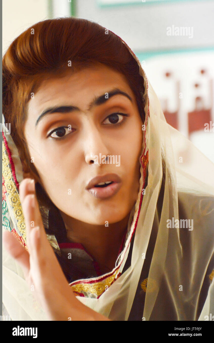 Meet to Mrs. Pakiza Khan film star and anchorperson of avt kheyber and ...