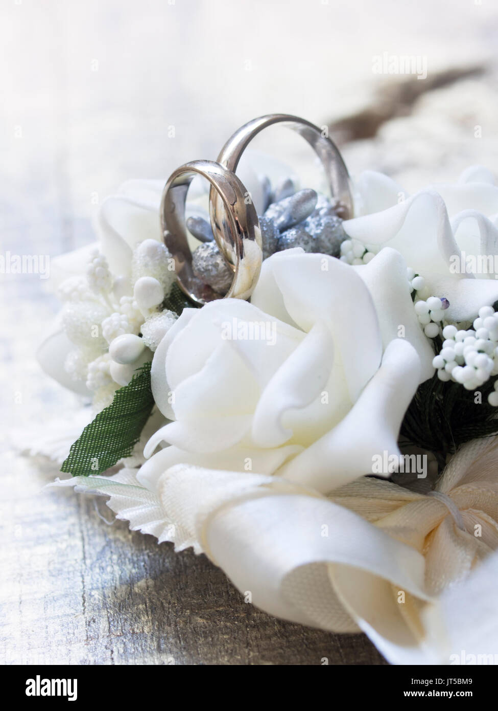 golden wedding rings in decorative arrangement Stock Photo - Alamy