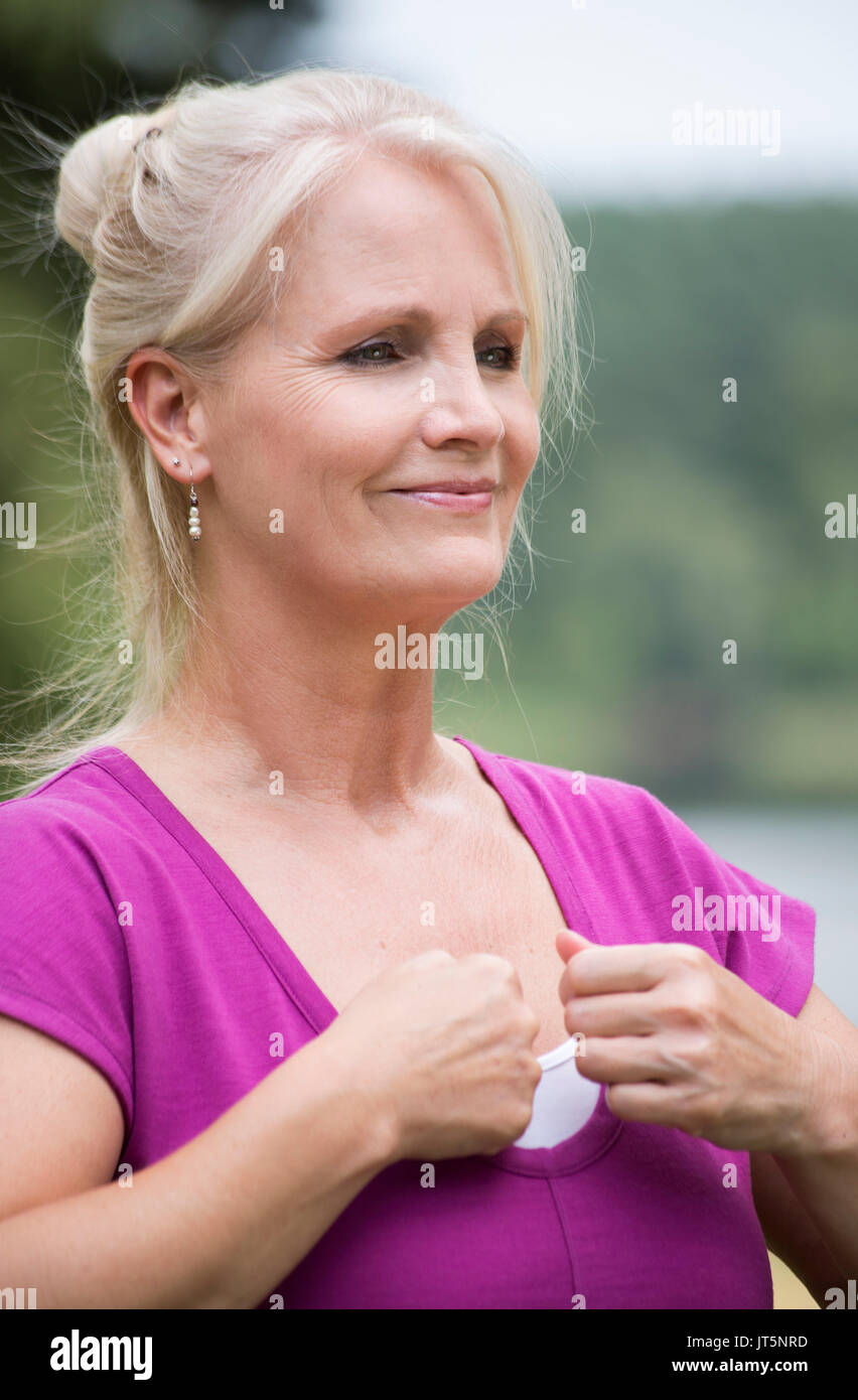 Tapping chest hi-res stock photography and images - Alamy