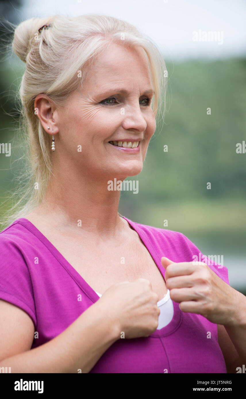 Tapping chest hi-res stock photography and images - Alamy