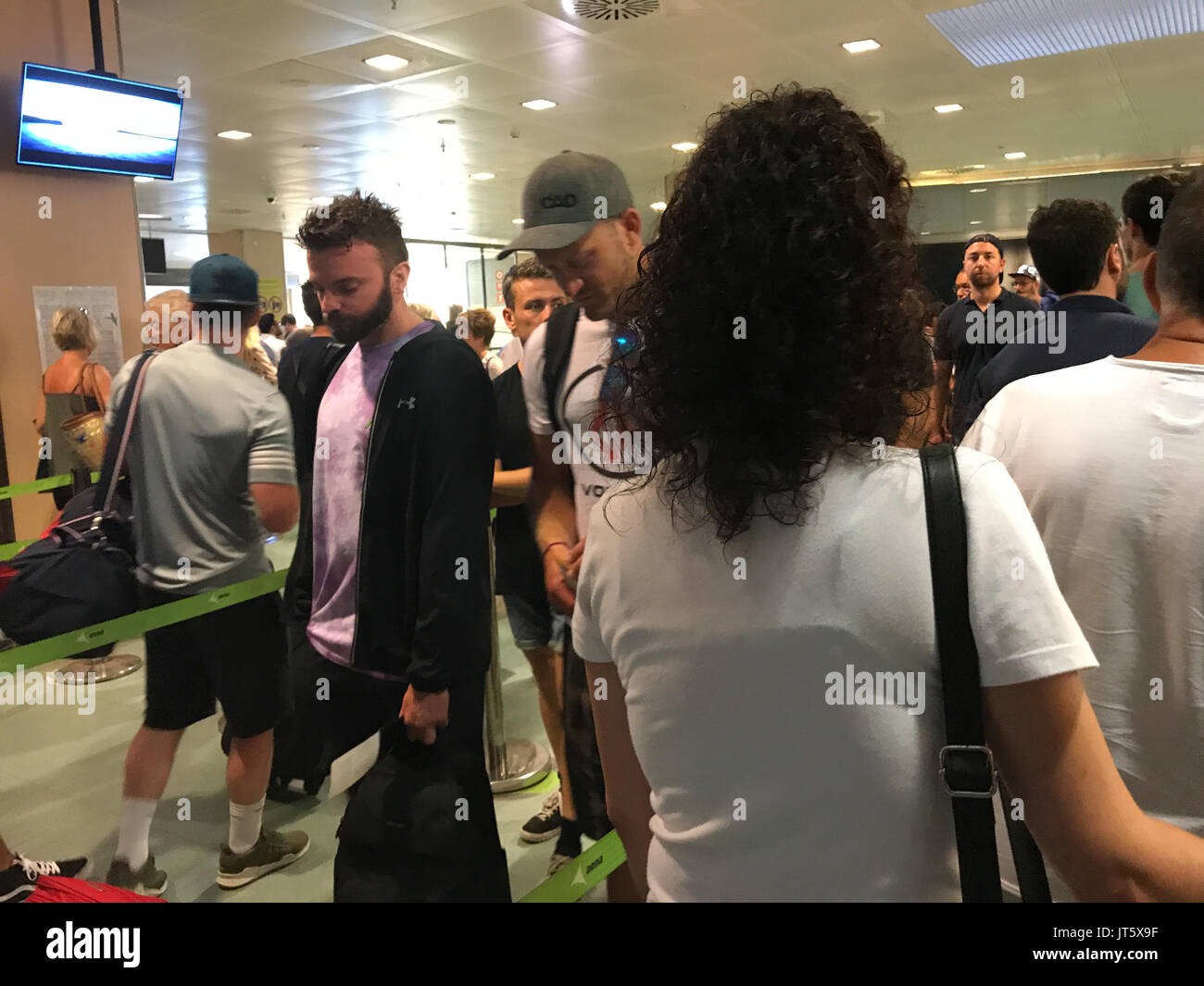 Airport security queue hi-res stock photography and images - Alamy