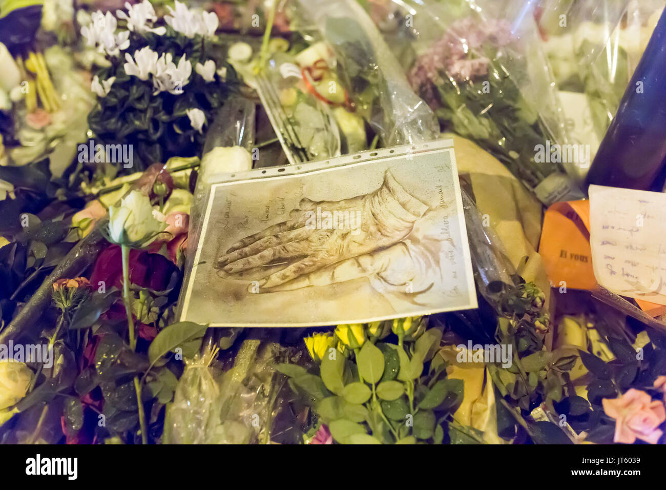 hand on hand. Spontaneous homage at the victims of the terrorist ...