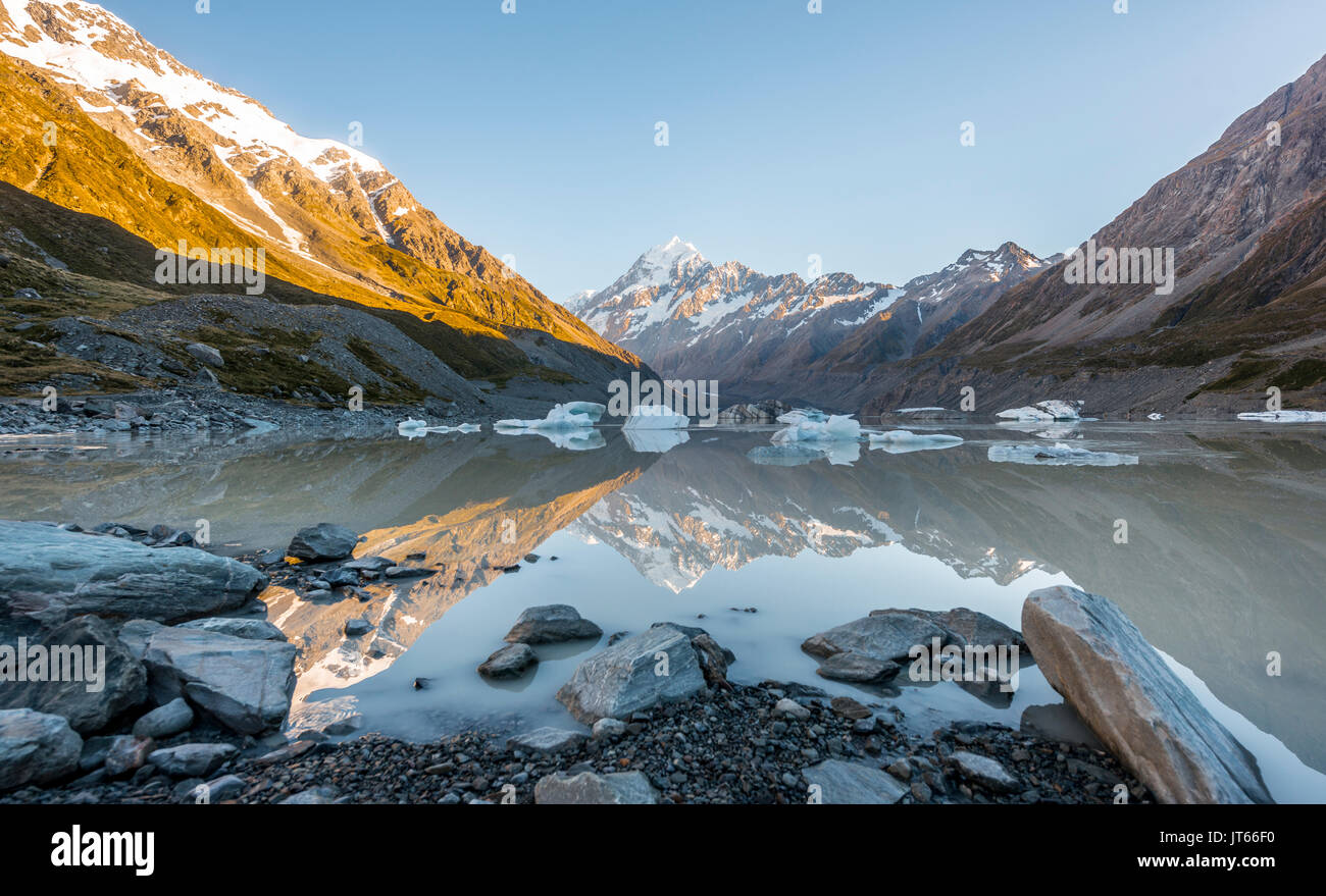 Sunrise, reflection in Hooker Lake, Mount Cook illuminated by morning ...