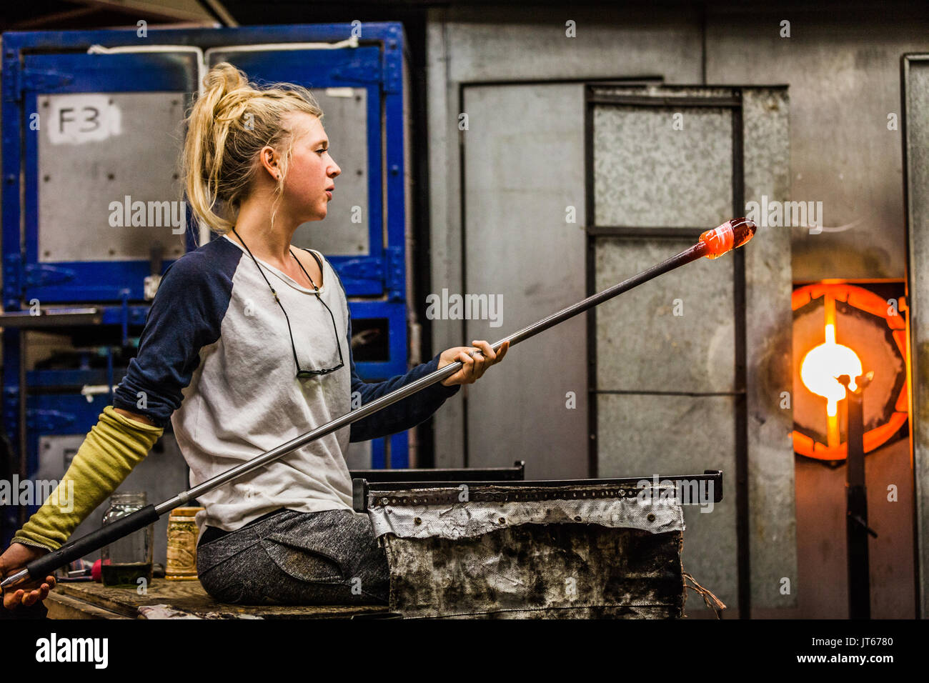 Glass glassblowing molten student hi-res stock photography and images ...