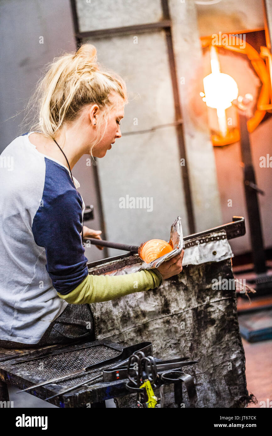 Glass glassblowing molten student hi-res stock photography and images ...