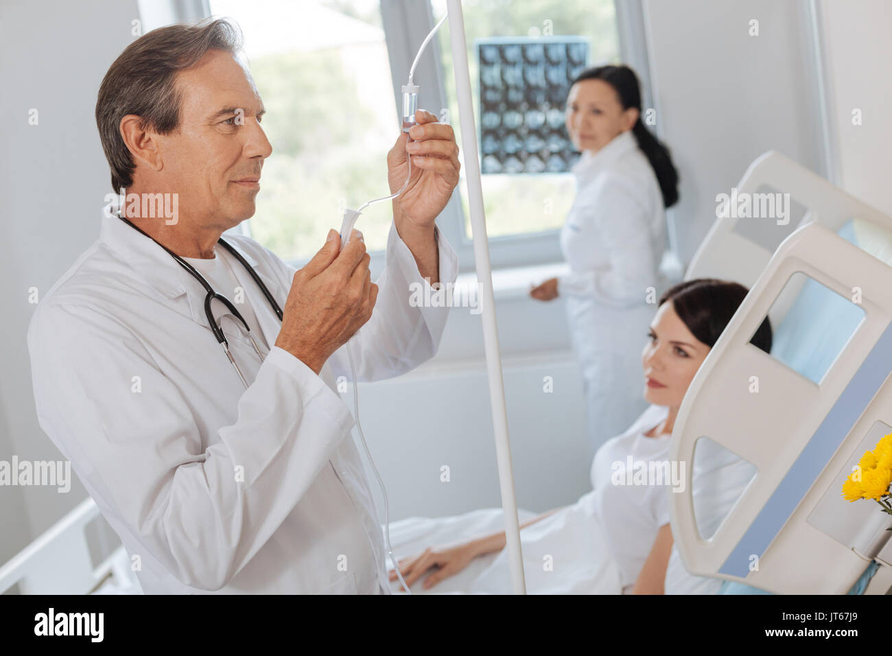 Doctors looking at xray hi-res stock photography and images - Alamy