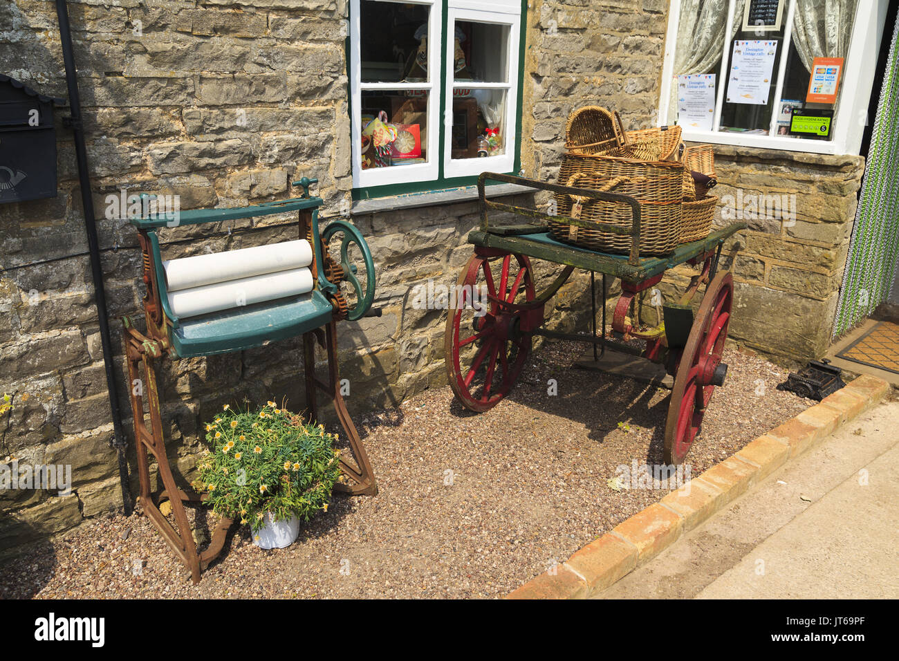 Old mangle hi-res stock photography and images - Alamy