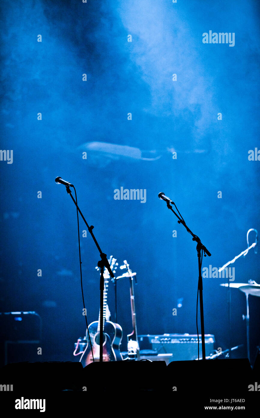 Empty outdoor band stage hi-res stock photography and images - Alamy