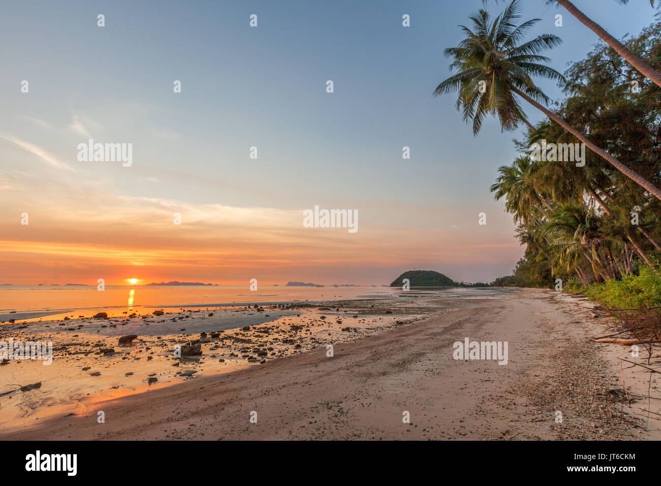 Colorful sunset at Nathon beach, Laem Yai, Koh Samui, Thailand Stock ...