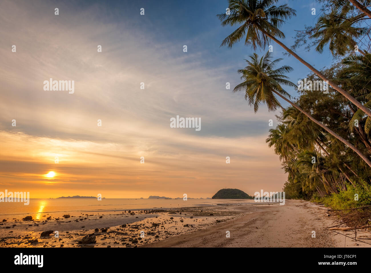 Colorful sunset at Nathon beach, Laem Yai, Koh Samui, Thailand Stock ...