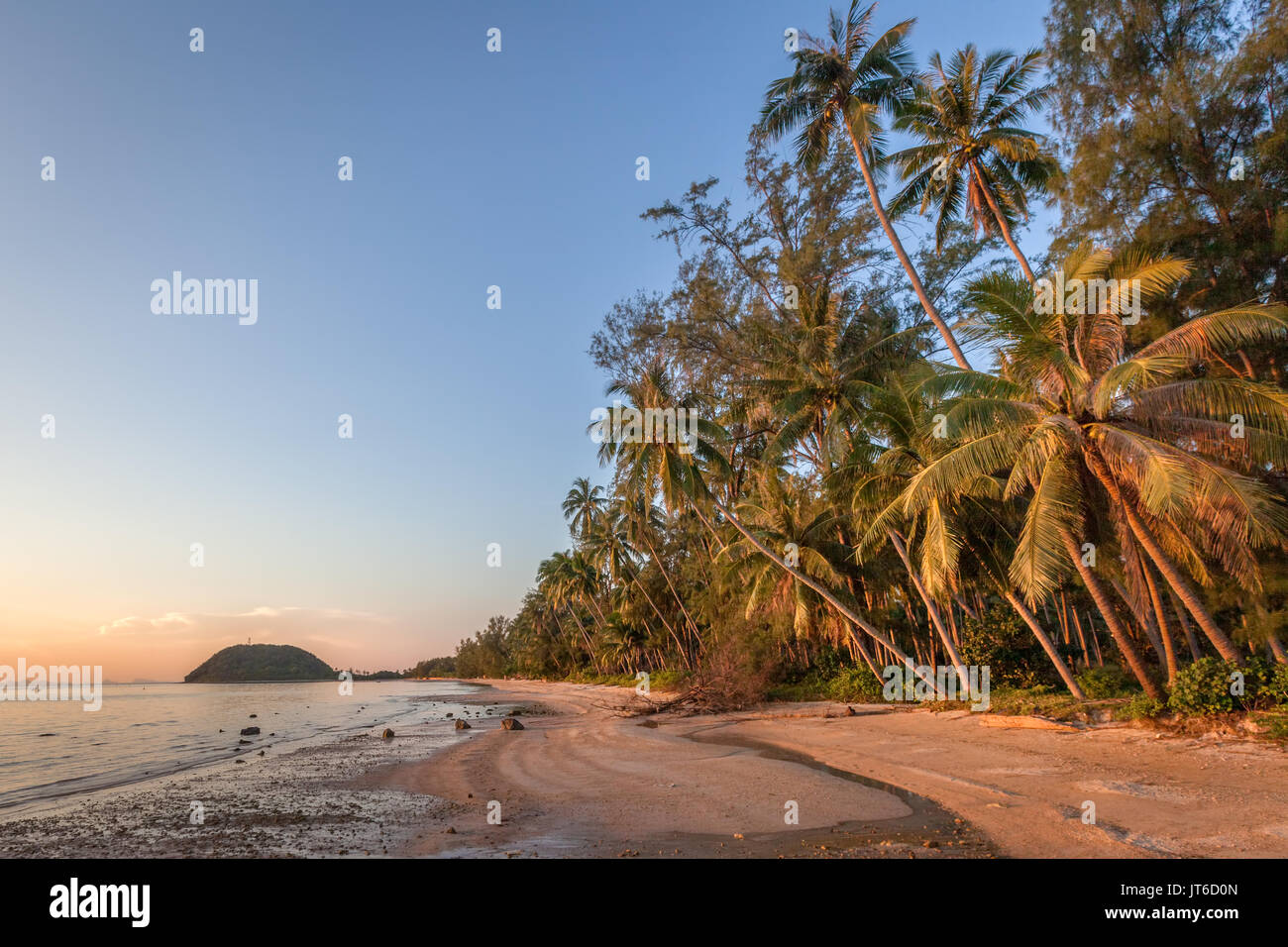 Colorful sunset at Nathon beach, Laem Yai, Koh Samui, Thailand Stock ...