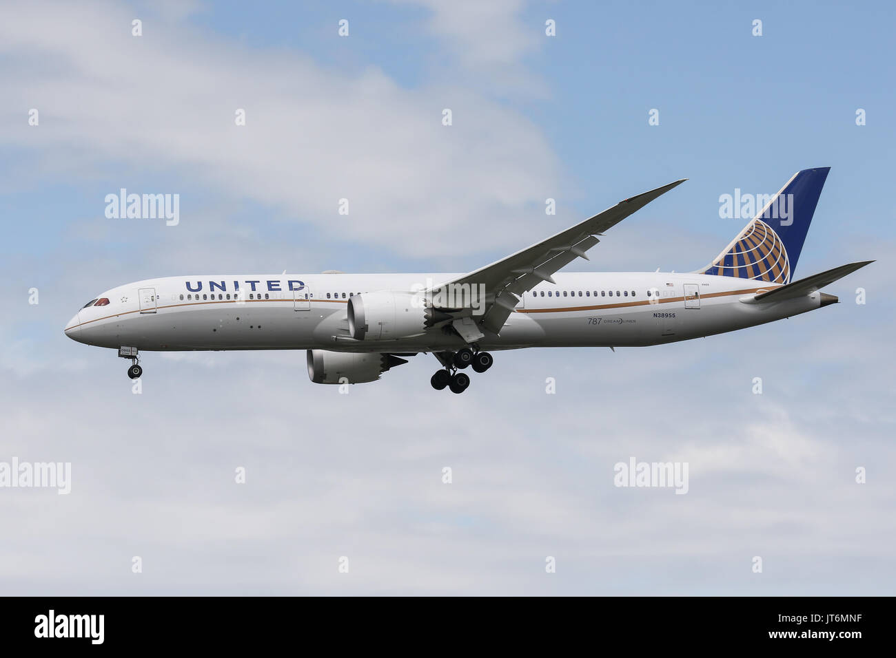 A United Airlines Boeing 787-900 lands at London Heathrow Airport Stock ...