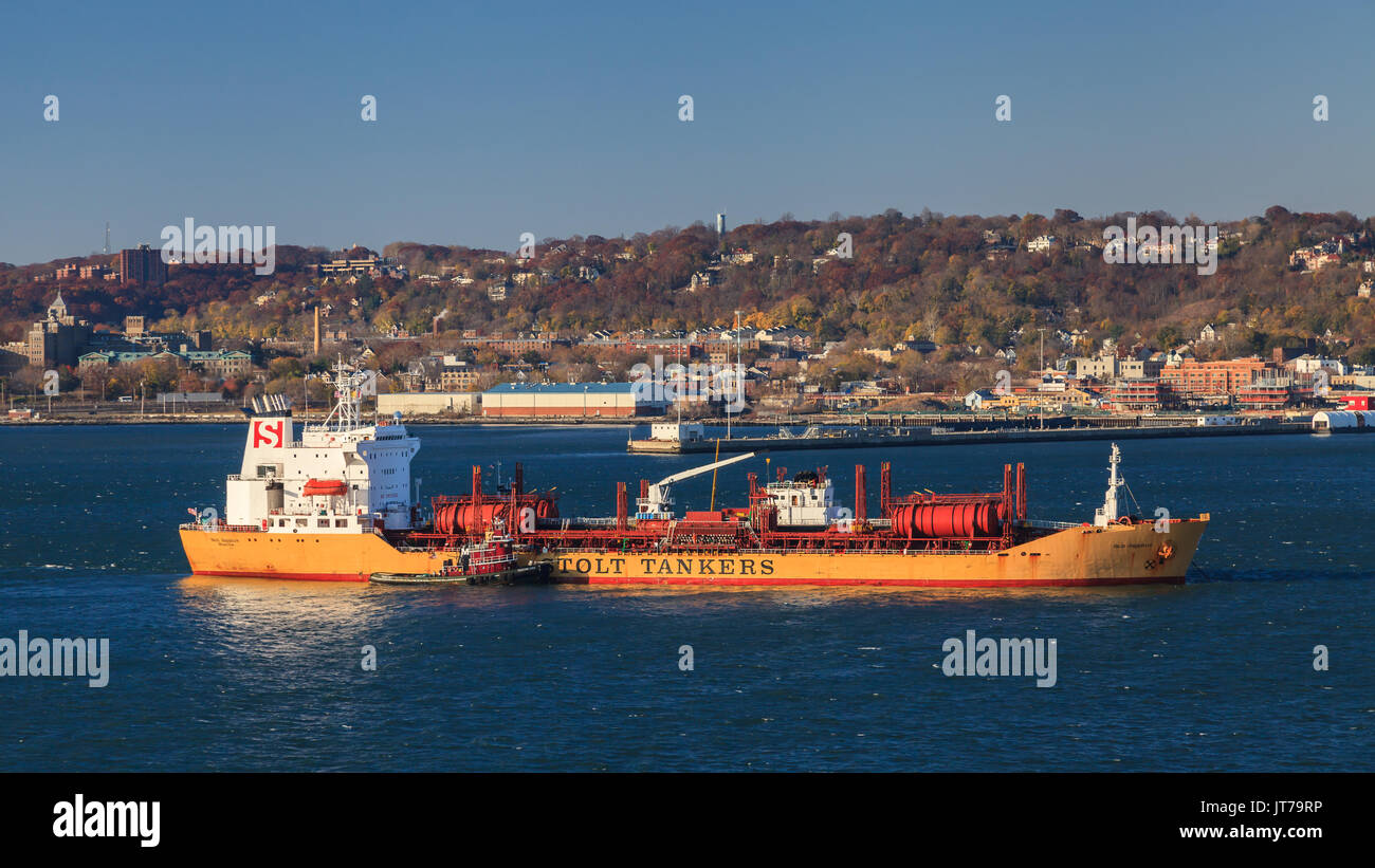 Stolt Tankers chemical carrier Stolt Sapphire anchored on the Hudson ...