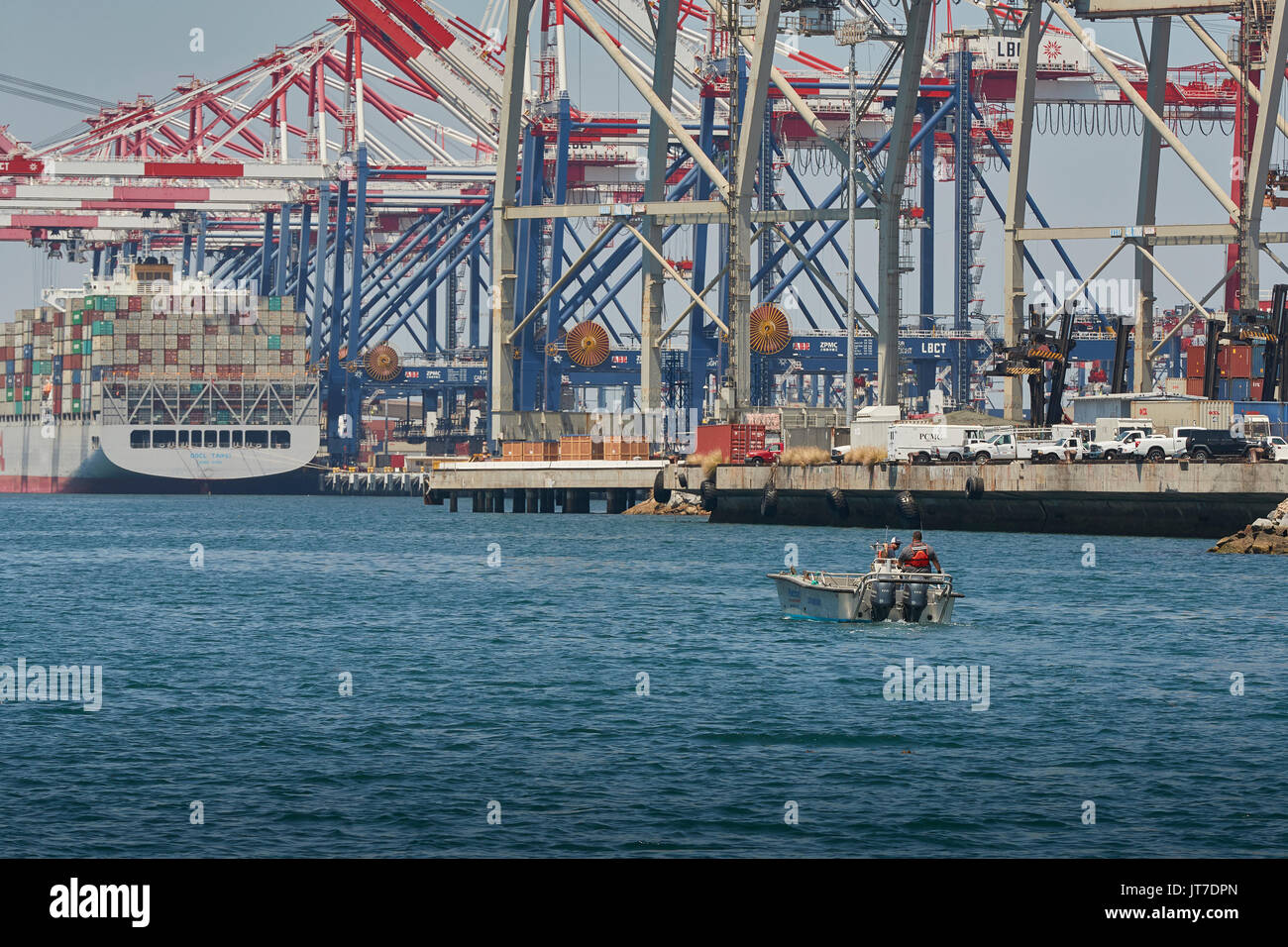 Men container terminal hi-res stock photography and images - Alamy