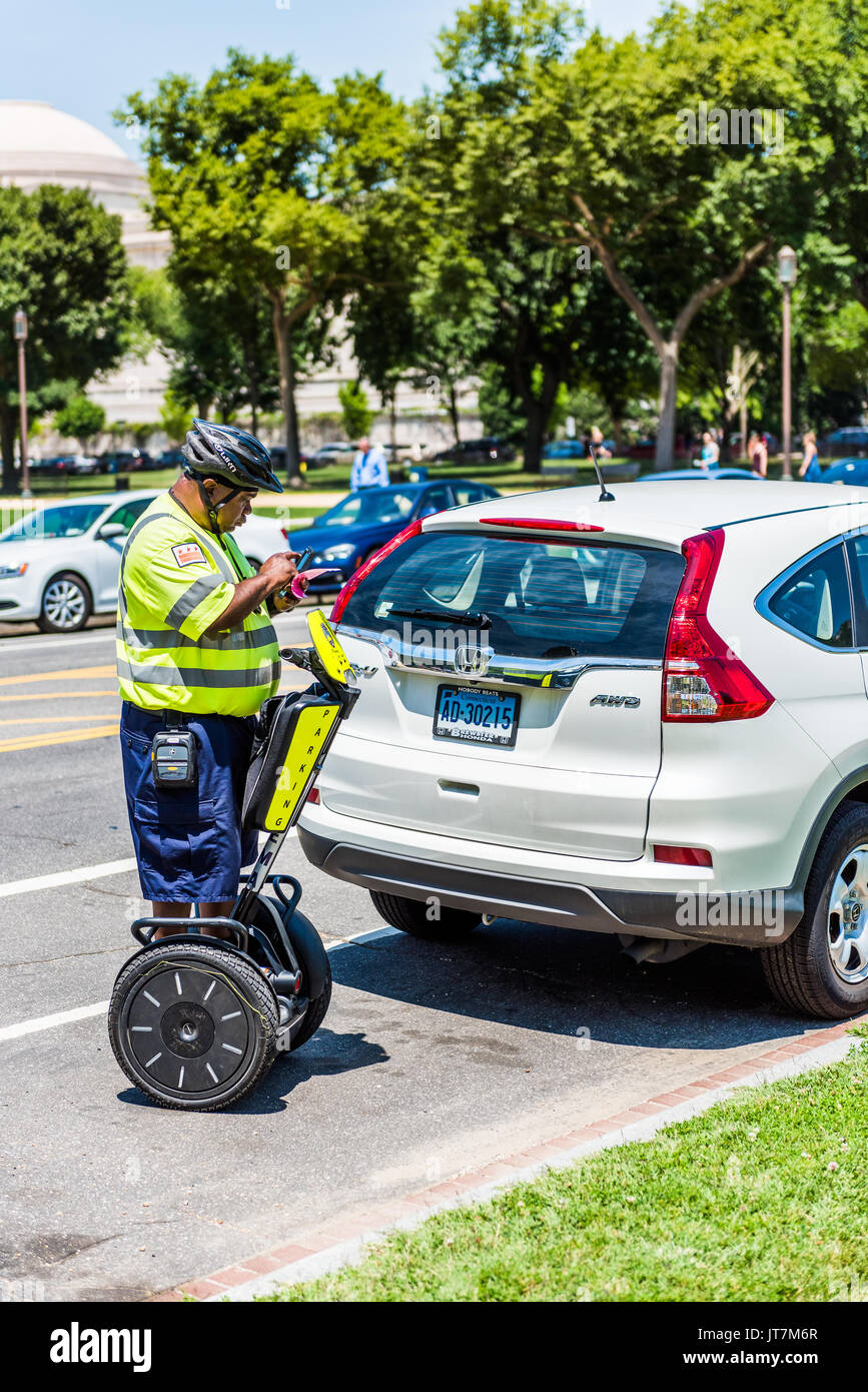 Police giving ticket hi-res stock photography and images - Alamy