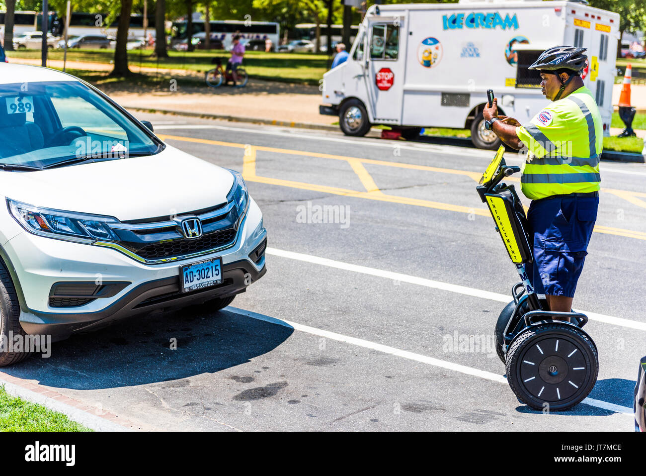 Police giving ticket hi-res stock photography and images - Alamy